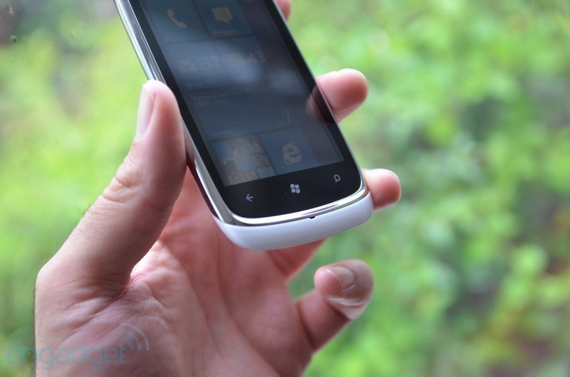 白色入门级WP7 诺基亚Lumia 610图赏_手机_科技时代_新浪网