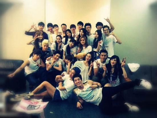 韩团2AM赵权自曝JYP家族艺人合影(图)_影音娱乐_新浪网