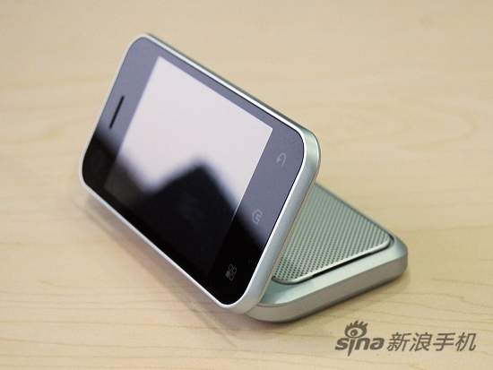 后空翻造型配Blur界面 摩托罗拉ME600图赏(2)_手机_科技时代_新浪网