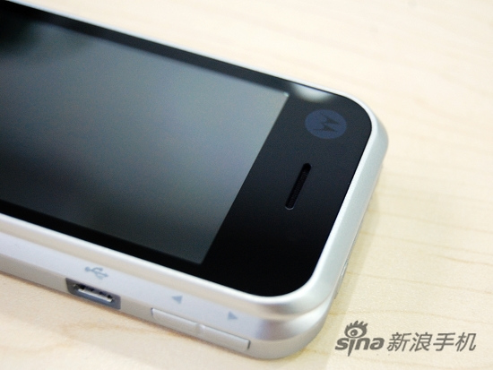 后空翻造型配Blur界面 摩托罗拉ME600图赏(3)_手机_科技时代_新浪网