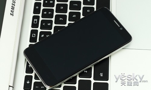 引领时尚新体验 8.15mm超薄TCL S820评测|TCL|手机|机身_手机_科技时代_新浪网