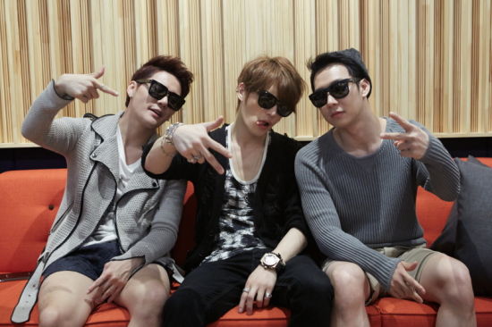 JYJ曝亚运会主题曲《Only One》录制私照|JYJ|亚运会|主题曲_新浪娱乐_新浪网