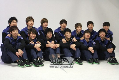 SKT展示新队服 Bisu笑言裤子更宽松了_星际争霸2_单机游戏_新浪游戏_新浪网